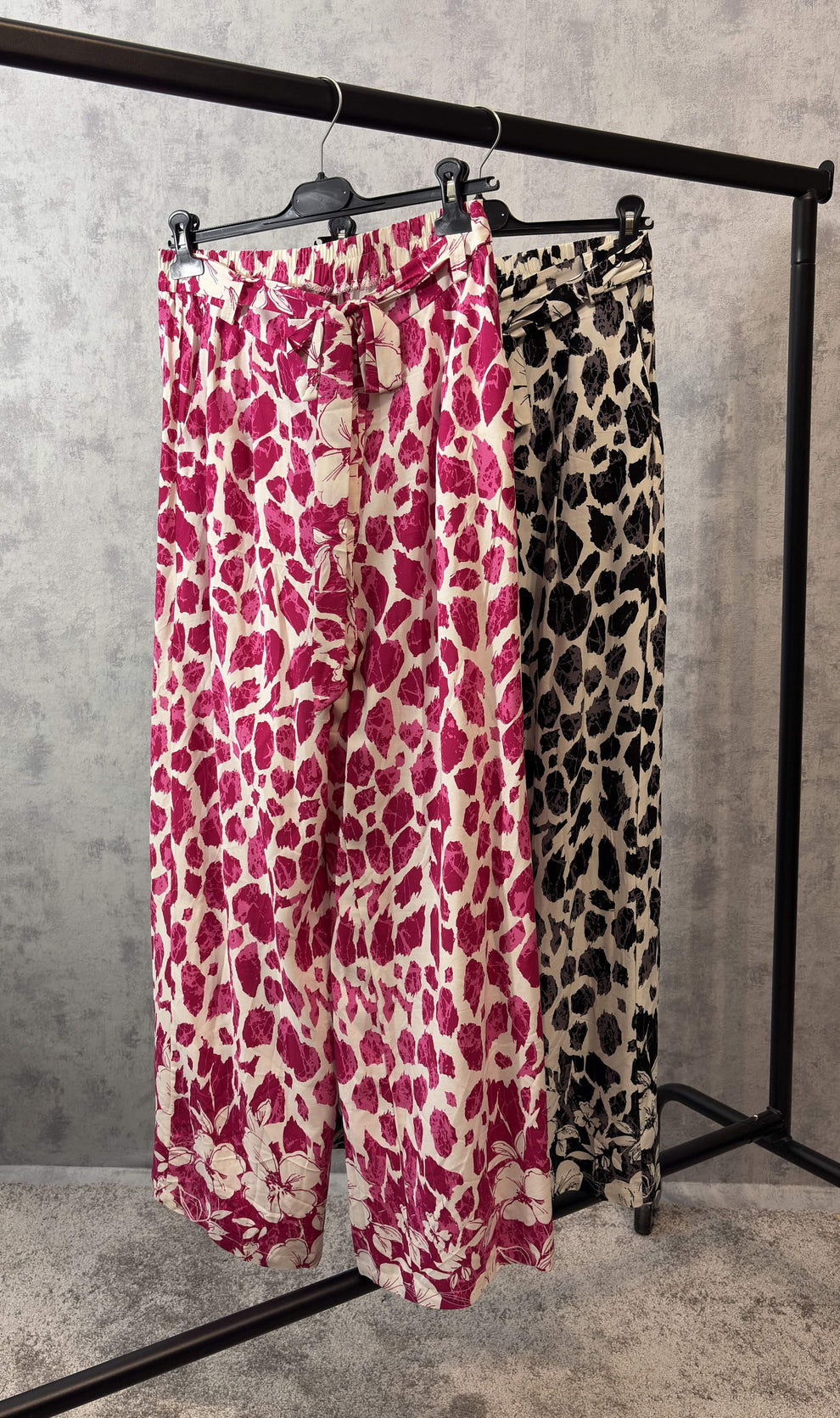 Weite Palazzo-Hose mit pinkem Animal Print – RuNi